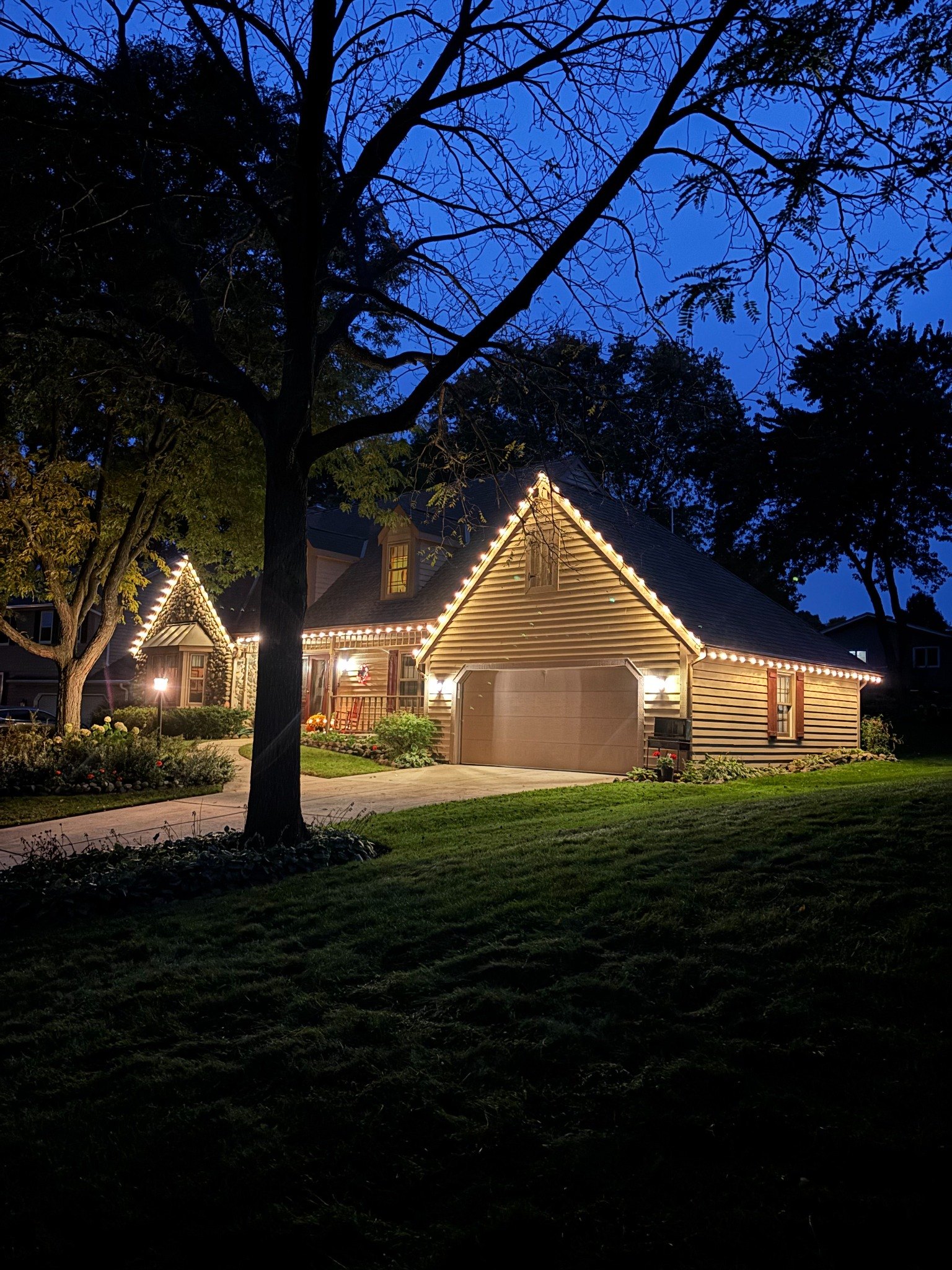 Sam’s Seasonal Lighting | Milwaukee Holiday Light Installation