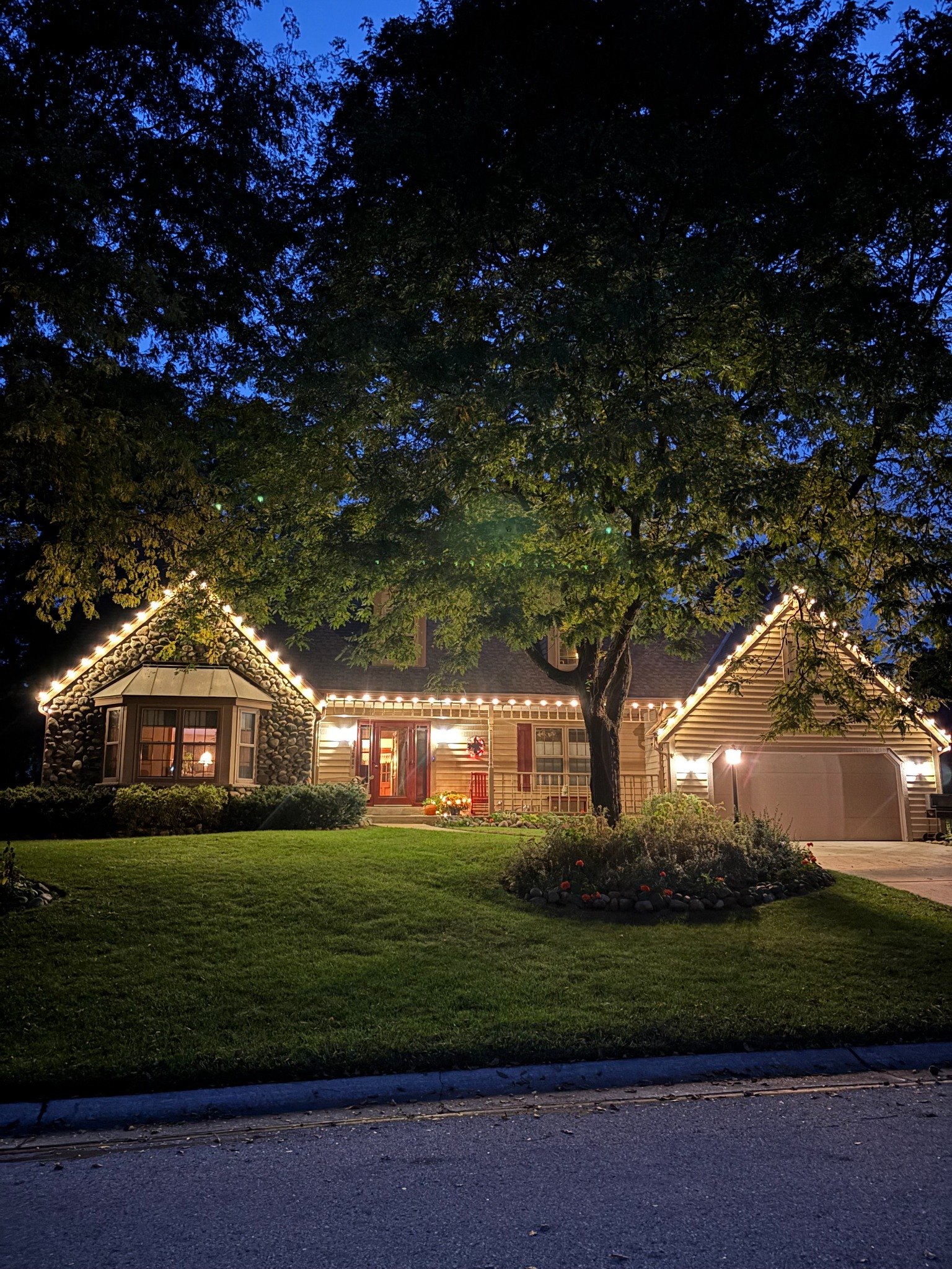 Sam’s Seasonal Lighting | Milwaukee Holiday Light Installation